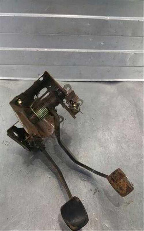 Педаль тормоза Daihatsu Yrv UA-M201G K3VE 08.2000