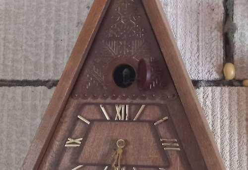 Старинные настенные часы с кукушкой