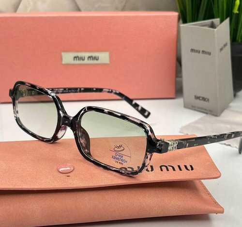 Солнцезащитные очки Miu Miu