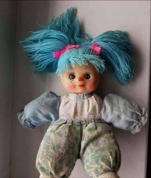 Кукла с голубыми волосами и веснушками из 90-х