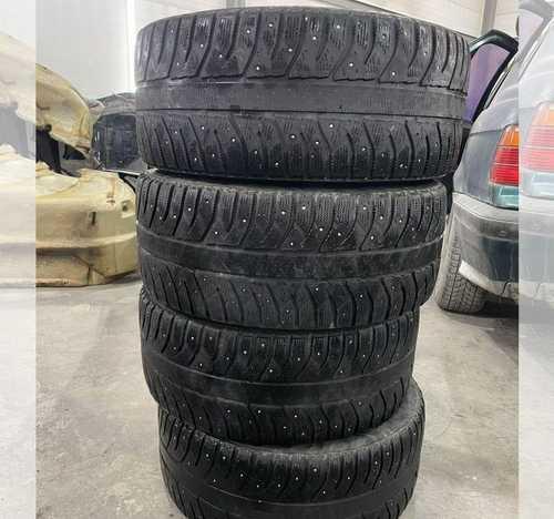 Bridgestone Ice Cruiser 7000 245/45 R17 99T