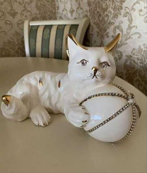 Фарфоровая статуэтка кошка