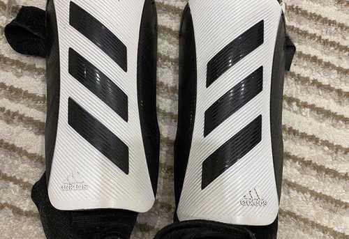 Футбольные щитки Adidas tiro