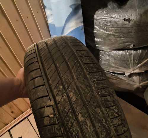 Kumho Solus HS63 215/60 R17