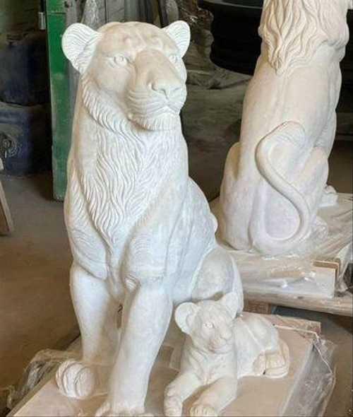 Скльптура львица и львенок