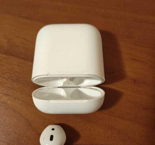 Левый наушник apple airpods 2 и зарядный чехол