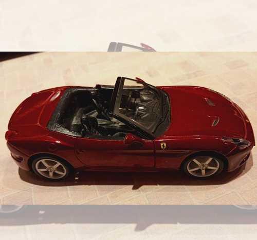 Модель Burago Ferrari California T (1/32)