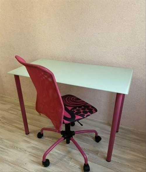 Белый стеклянный стол и розовый стул IKEA