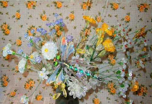 Букет цветов со стрекозой
