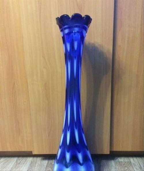 Продаю вазу напольную стеклянную синюю