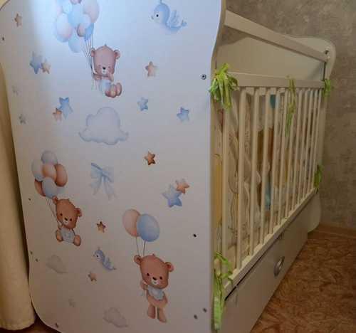 Детская кроватка с маятником и ящиком