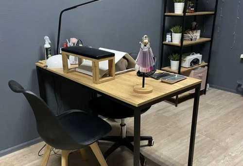 Маникюрный стол новый с металлическими опорами
