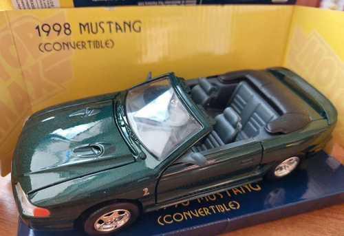 Модель автомобиля Ford Mustang масштаба 1:24