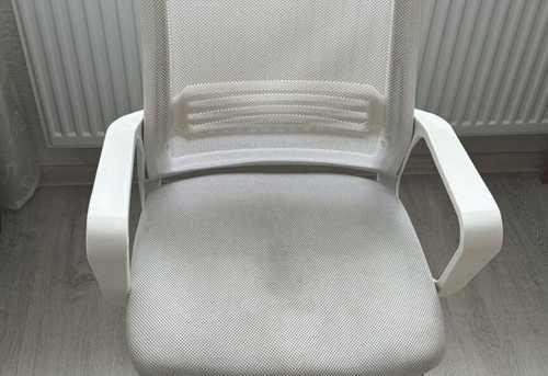Офисное белое кресло