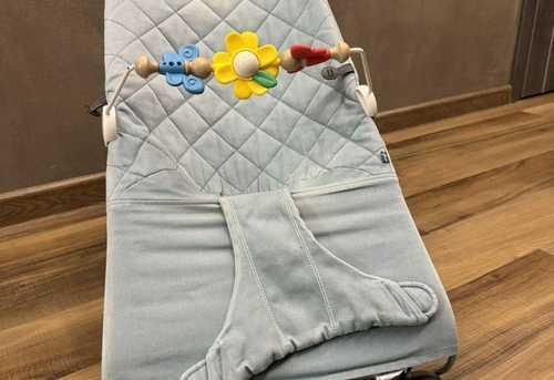 Шезлонг babybjorn с игрушкой