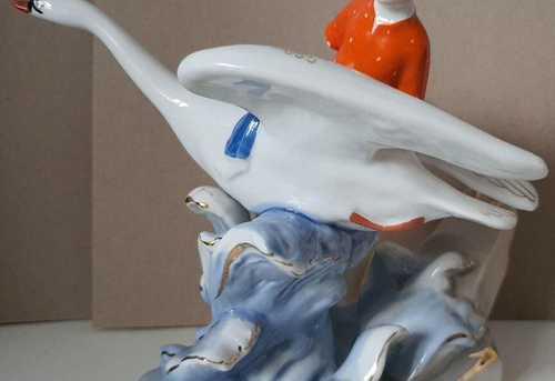 Фарфоровая статуэтка "Иванушка на лебеде"