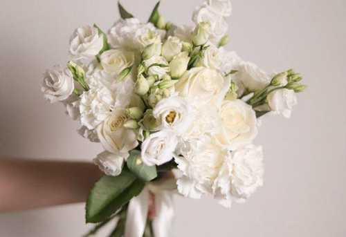 Свадебный букет невесты из роз и эустомы сборный