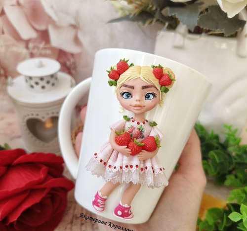 Кружка из полимерной глины Девочка с клубникой