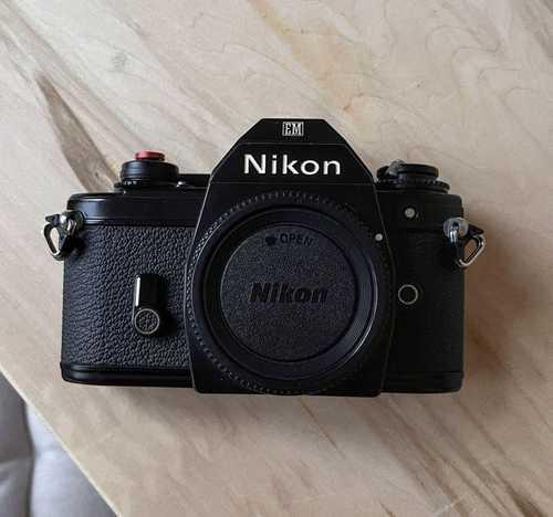 Пленочный фотоаппарат Nikon EM