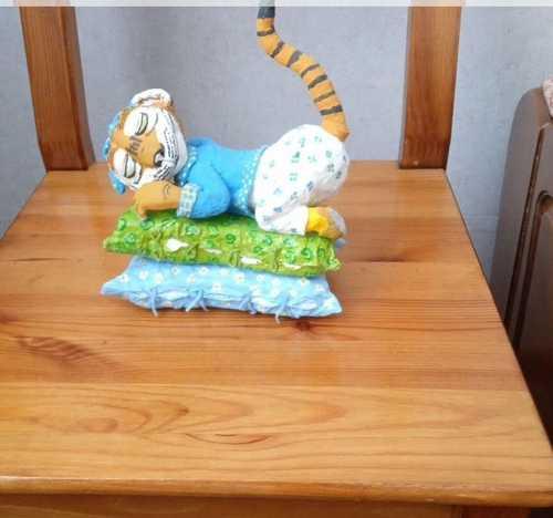 Миниатюра игрушка тигрёнок спящий на подушках