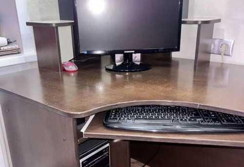 Компьютер в сборе и компьютерный стол
