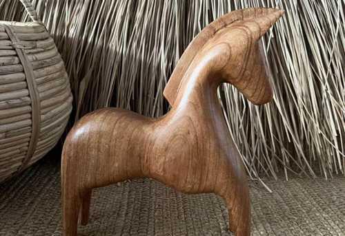 Лошадка из дерева суар с острова Бали