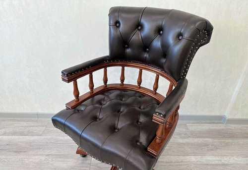 Кожаное поворотное кресло в кабинет