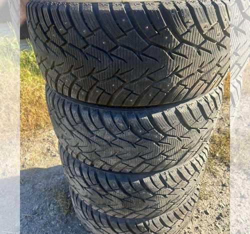 Royal Black Royal Stud 225/45 R17