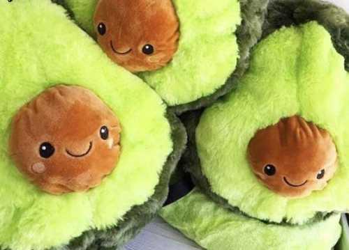 Мягкая игрушка авокадо с пледом