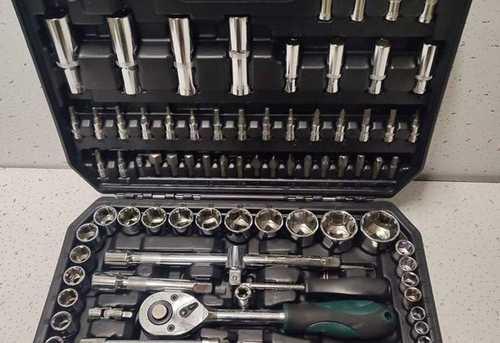 Набор инструментов для авто в чемодане