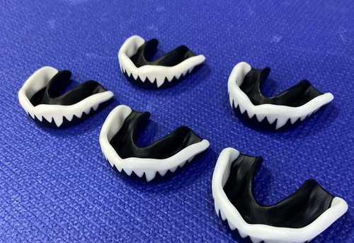 Капа Mouth Guard клыки (белый-черный)