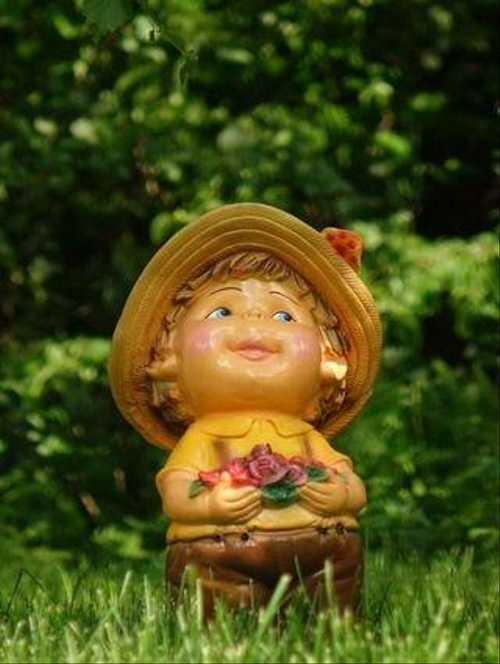 Садовая фигура "Мальчик с цветами"