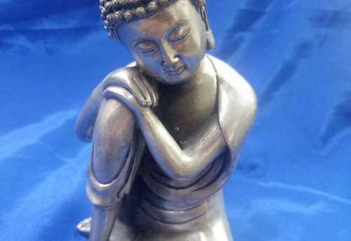 Серебристая статуэтка Медитирующего Будды