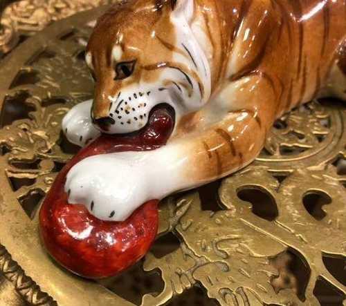 Статуэтка тигр с мясом фарфор