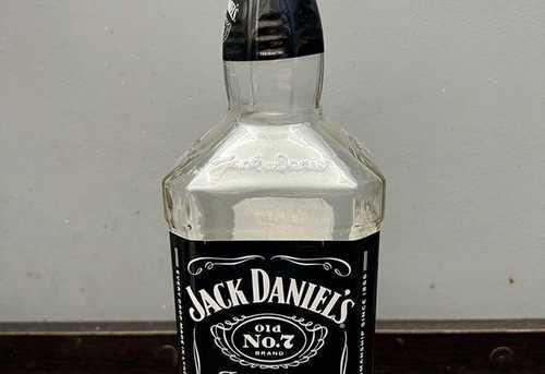 Пустая бутылка от виски Jack Daniel’s