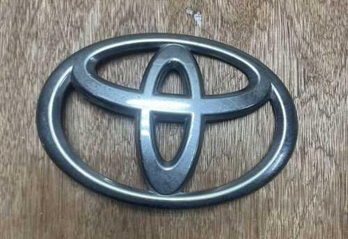Эмблема передняя Toyota Camry V50 бу оригинал