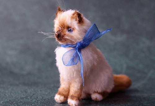 Сиамская кошка. Миниатюрная игрушка на заказ