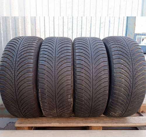 Goodyear Vector 4Seasons Gen-2 215/55 R17