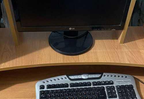 Компьютер с монитором, клавиатурой и мышкой