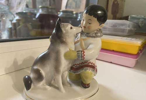 Статуэтка Мальчик Якут с собакой лайкой