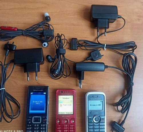 3 телефона Sony Ericsson с з/у и наушниками
