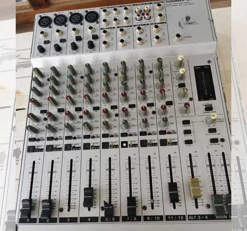 Микшерный пульт Behringer Eurorack