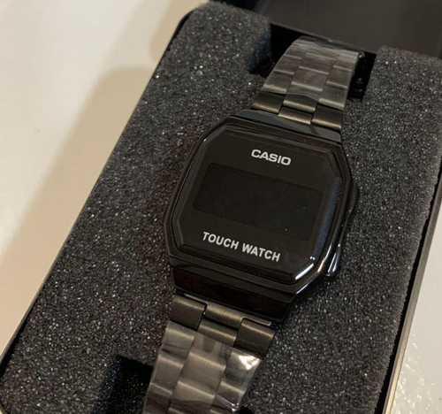 Часы Casio с сенсорным дисплеем