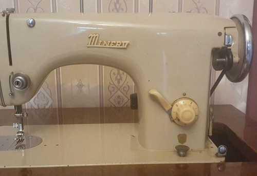 Швейная машина Minerva
