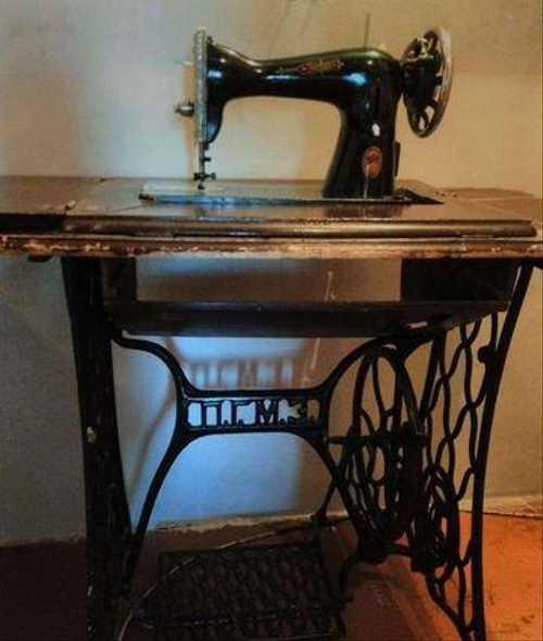 Швейная машинка со столом СССР