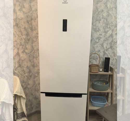 Холодильник Indesit DF5200 W