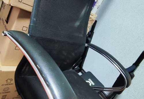 Компьютерное кресло на колесиках