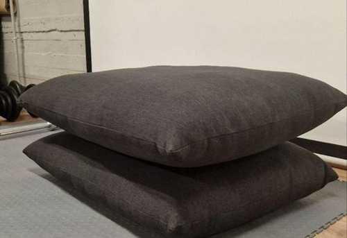 Две крупные подушки для дивана