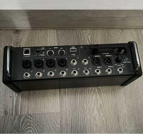 Цифровой пульт Behringer XR12