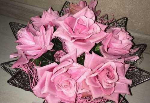 Декоративная ваза с розами